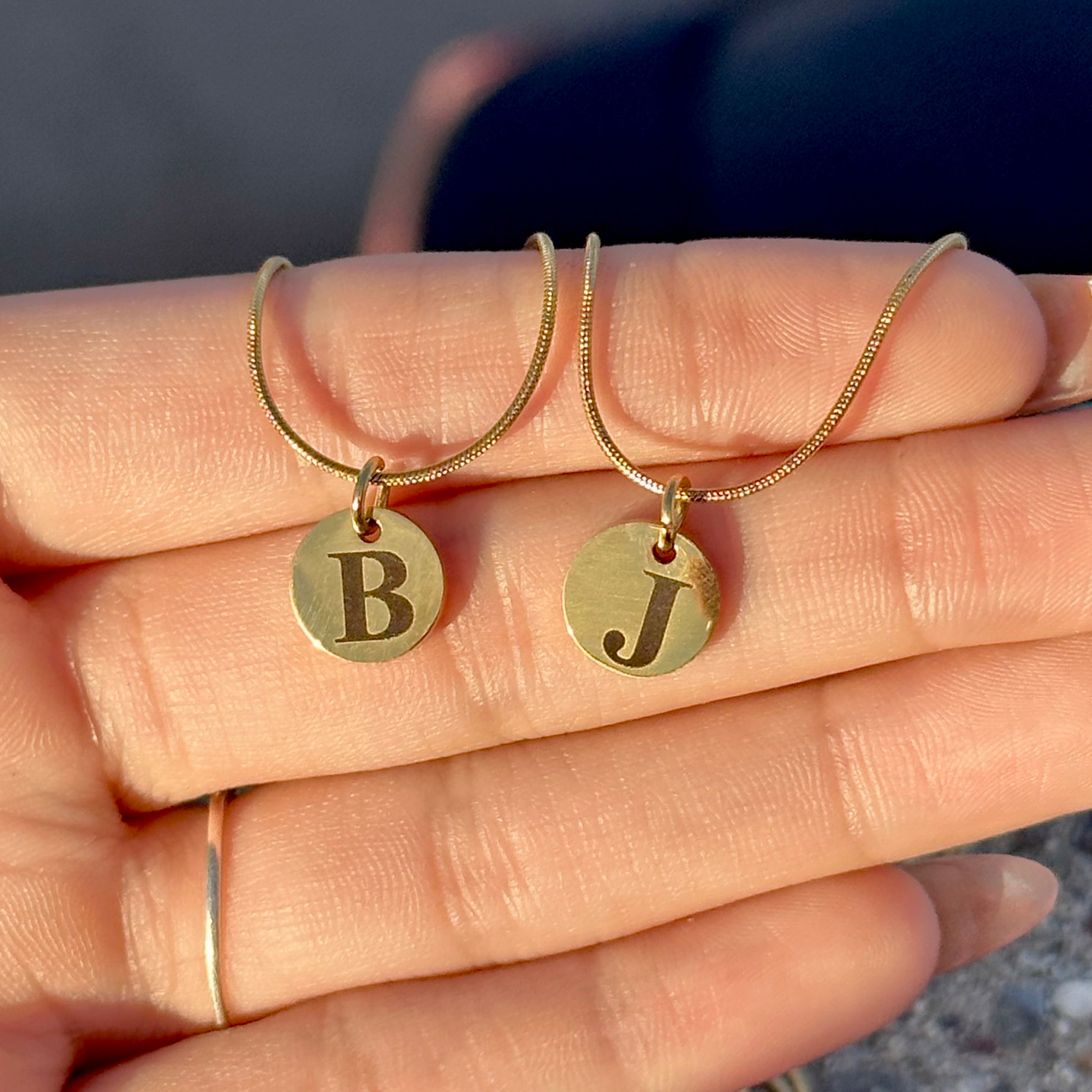 2 Collares grabados con iniciales – KyraGold